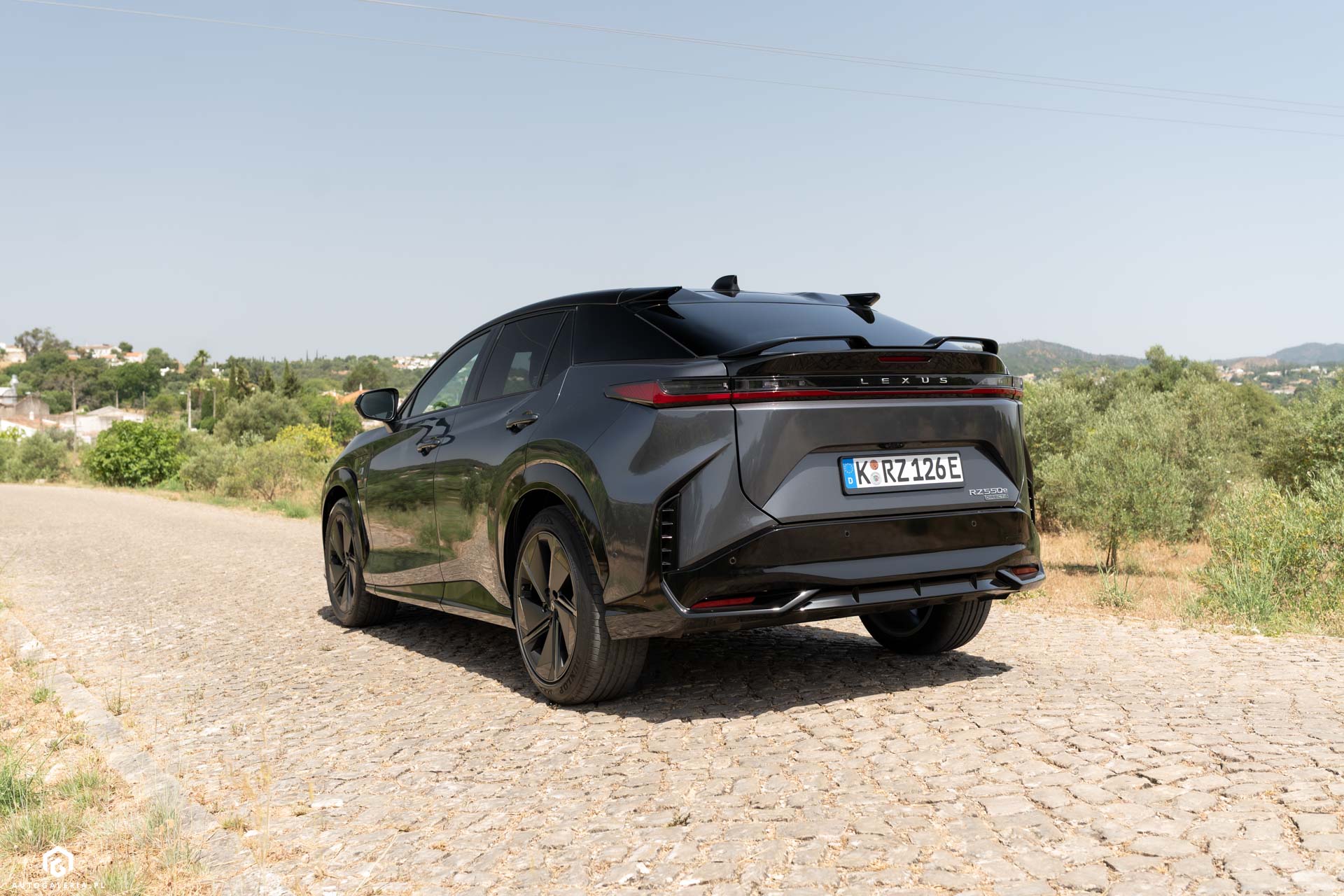 Lexus RZ jeździ z wolantem i nie ma kolumny kierowniczej. Sprawdziłem japoński wynalazek ...