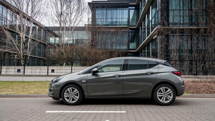 Opel Astra tanieje. I biednieje. Debiutuje nowa wersja wyposażenia ...