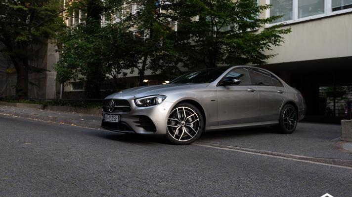 Mercedes E300de pokazuje, że hybryda plug-in z dieslem to idealne ...