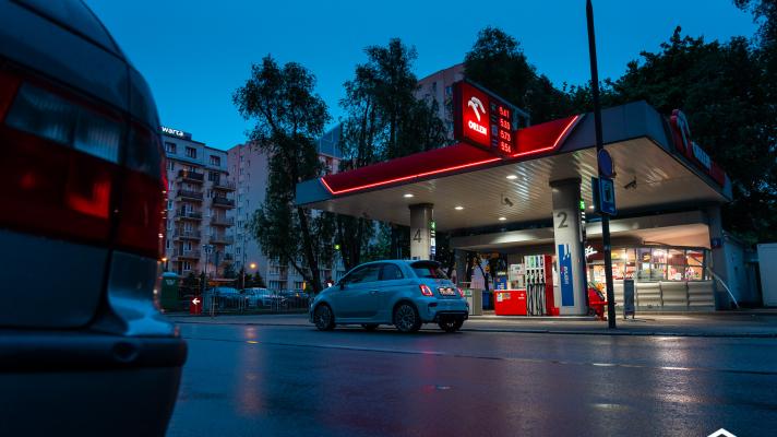 Kochajmy małe stacje paliw w centrach miast - póki jeszcze istnieją | autoGALERIA