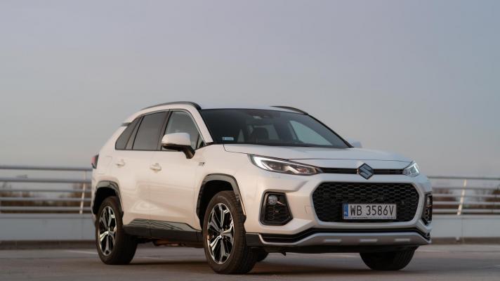 Suzuki Across przeszło lifting. A wszystko dlatego, że Toyota RAV4 ...