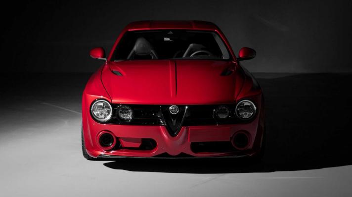 Alfa Romeo Giulia ErreErre Fuoriserie to wnuczka, która nosi sukienkę ...