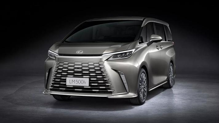 Mobilna kawalerka z 48-calowym telewizorem za 729 900 złotych. Lexus LM ...