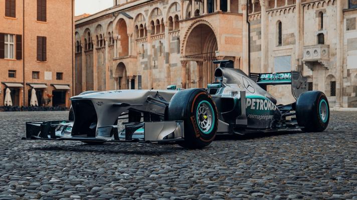 Mercedes W04 Lewisa Hamiltona sprzedał się za 18,8 miliona dolarów ...