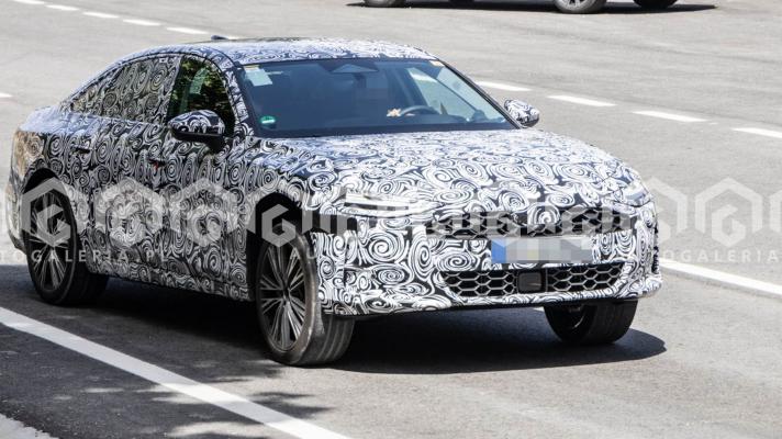 Audi A7 Limousine wyjechało na drogi. Nie idzie drogą mniejszego A5 ...