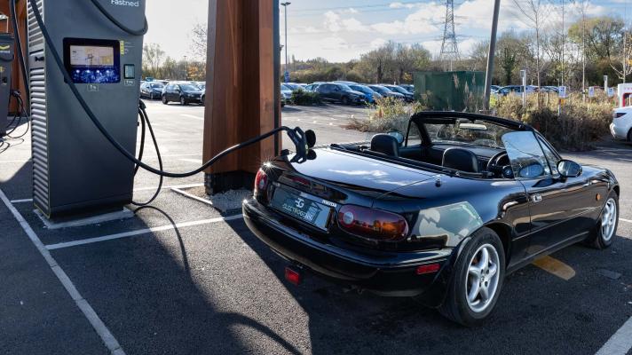 Problem dla purystów, czy dobra koncepcja? Tak, Mazda MX-5 NA może być ...