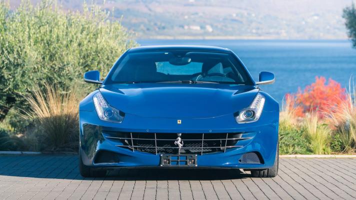 To Ferrari FF ma wnętrze, jakiego jeszcze nie widzieliście. Powinniśmy ...