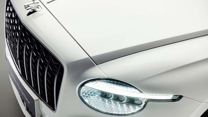Bentley odświeżył swoją limuzynę. Ma nową twarz, hybrydowe V8 i ten sam ...