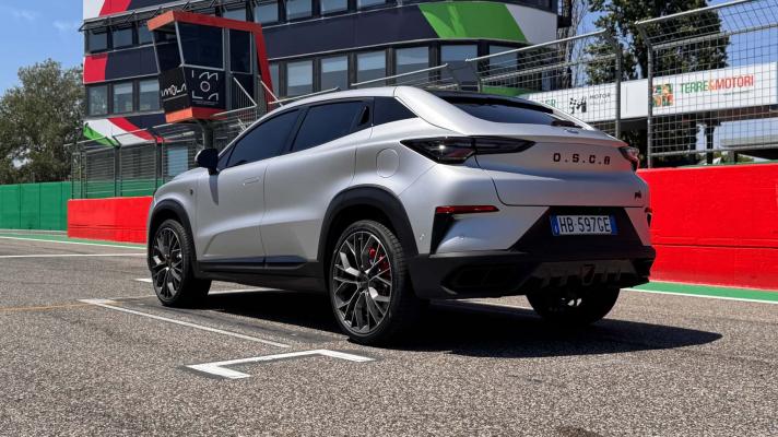 Kiedyś produkowali piękne samochody sportowe. Dziś jest to "włoski" SUV ...